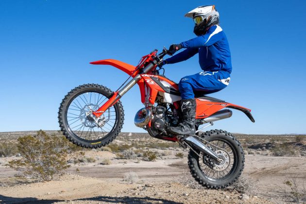 2023 Beta 300 RR Review [Single-Track to Desert Test]